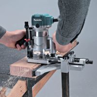 Makita RT0700CX2J + Grundplatte mit Versatz 195562-2 - Oberfräse ...